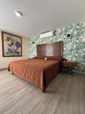 Quarto Superior | Roupa de alta qualidade, edredões de penas, cofre no quarto 