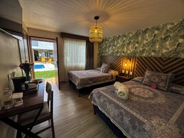 Quarto Duplo Standard, 2 camas de casal | Roupa de alta qualidade, edredões de penas, cofre no quarto 