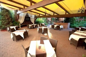 Serviço de café da manhã, almoço, jantar; restaurante ao ar livre