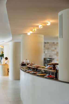 Pequeno-almoço tipo buffet diário (25 EUR por pessoa)