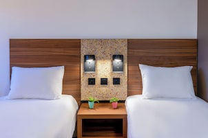 Quarto, 2 camas individuais | Secretária, secretária adequada para computadores portáteis