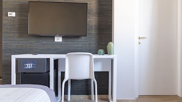 Quarto Deluxe, 1 cama queen-size | Televisão