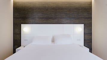 Quarto Deluxe, 1 cama queen-size | 1 quarto, edredões de penas, minibar, cofre no quarto