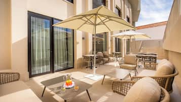 Piscina interna, piscina externa, funciona das 10h às 20h, guarda-sóis