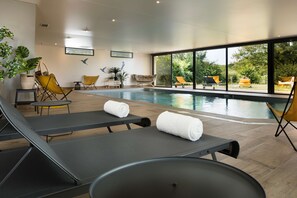 Piscina interior, espreguiçadeiras 