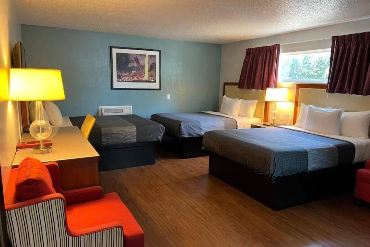 Quarto triplo família | Individualmente decorados, individualmente mobiliados, escrivaninha