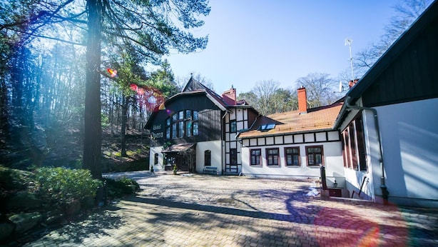 Um edifício tradicional em estilo de enxaimel com uma placa que diz 'Hotel Opera'.