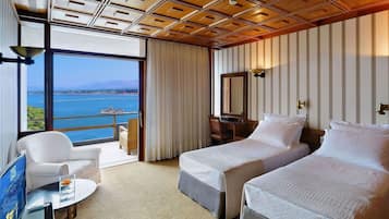 Minibar, cofre no quarto, secretária, quartos insonorizados