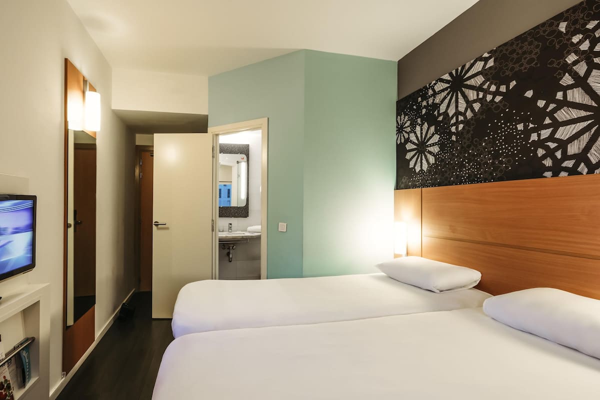 Quarto Standard, 2 camas individuais | 1 quarto, roupa de alta qualidade, cofre no quarto, secretária