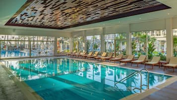 Piscina interior, piscina exterior sazonal, guarda-sóis