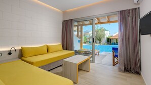 Quarto de hotel moderno com um sofá amarelo, uma mesa de centro de madeira e uma porta de vidro que dá para uma área de piscina.