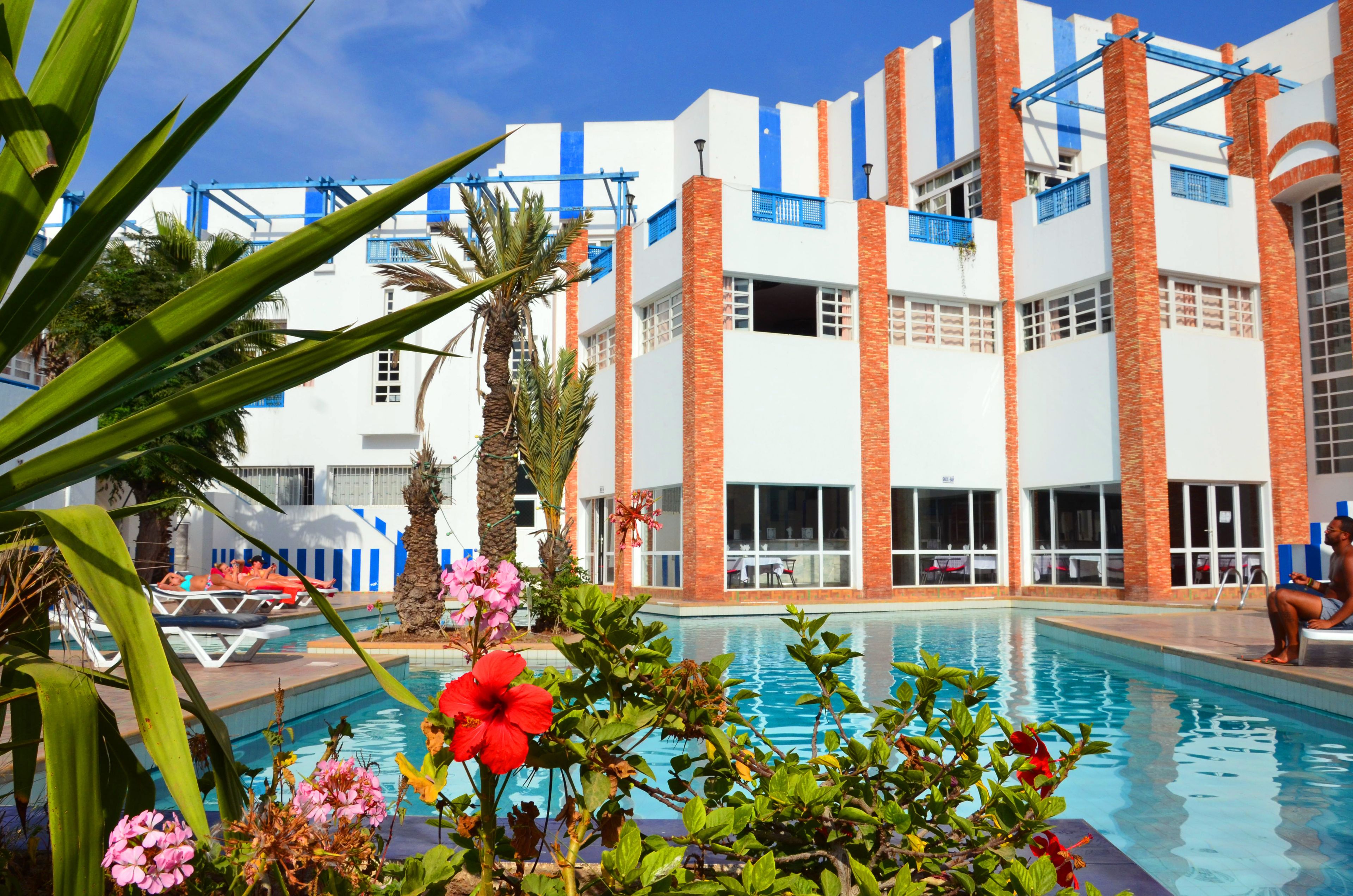 Piscina externa, funciona das 9h às 18h, espreguiçadeiras