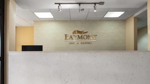 Uma receção com o logótipo do Baymont Inn & Suites.