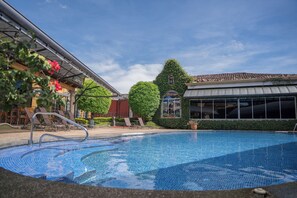 Piscina exterior, espreguiçadeiras 