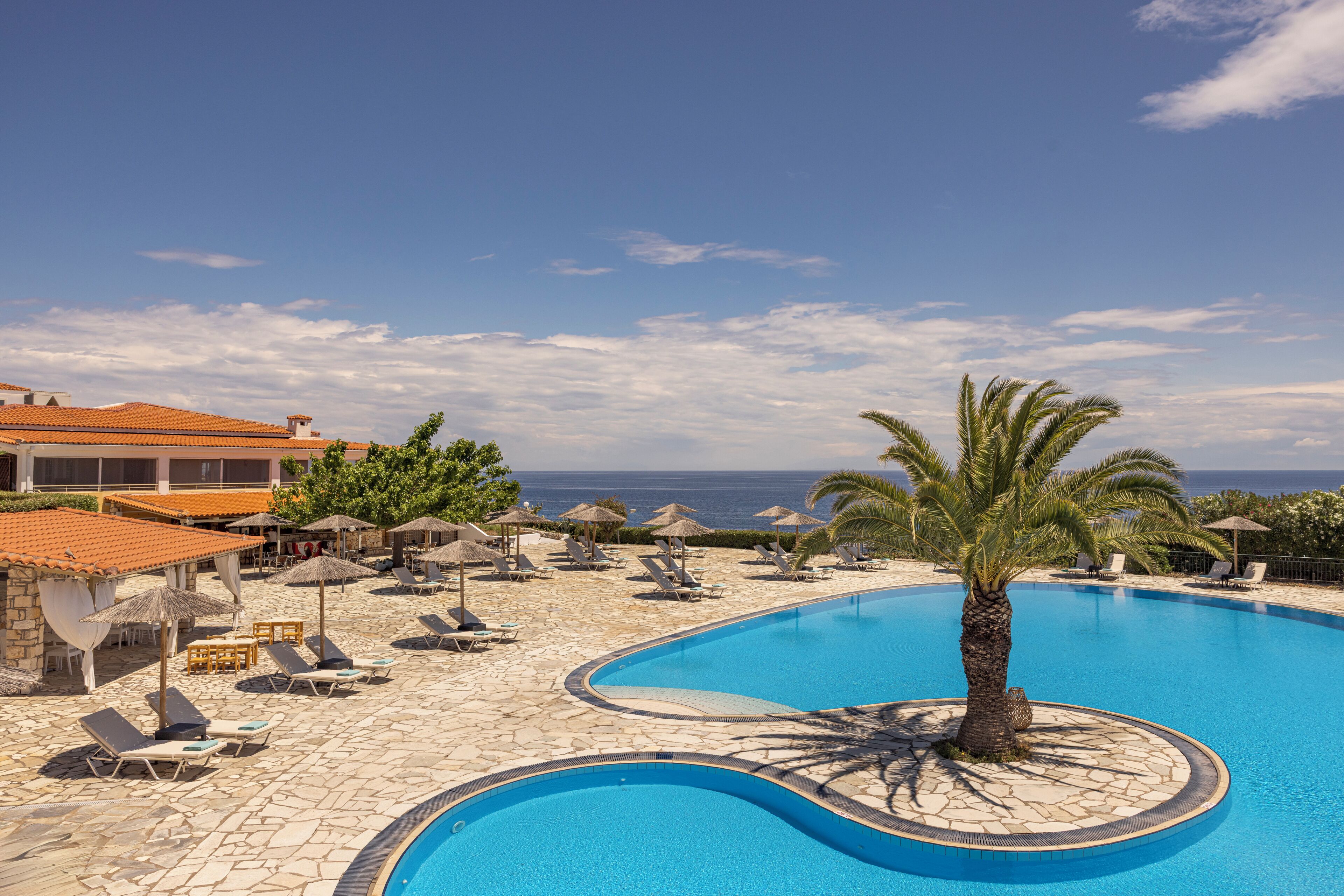 Piscina externa sazonal, funciona das 8h às 20h, guarda-sóis
