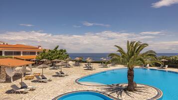 Piscina externa sazonal, funciona das 8h às 20h, guarda-sóis