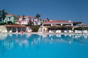 Piscina externa sazonal, funciona das 8h às 20h, guarda-sóis
