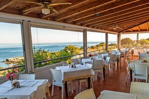Pequenos-almoços, almoços, jantares servidos, com vista para a piscina 