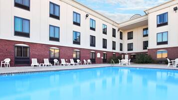 Piscina externa, funciona das 9h às 22h, espreguiçadeiras