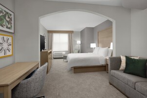 Suite, 1 cama queen-size | Cofre no quarto, com decoração personalizada