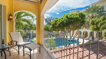 1 Bedroom Pool/Garden View Suite | Vista do quarto