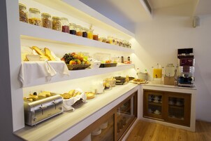 Café da manhã com buffet grátis todos os dias