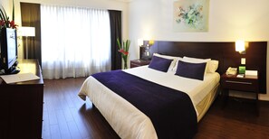 Quarto Clássico, 1 cama queen-size | Minibar, cofre no quarto, secretária, cortinas/cortinados opacos 