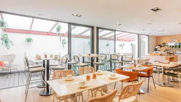 Café da manhã com buffet durante a semana (EUR 22 por pessoa)