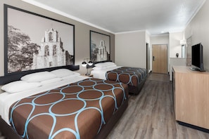 Quarto, não fumadores (2 King Beds) | Roupa de alta qualidade, secretária, cortinas/cortinados opacos