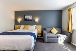 Quarto família, 1 cama de casal e sofá-cama, para não fumantes | Roupas de cama antialérgicas, escrivaninha