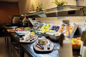 Pequeno-almoço tipo buffet diário (12 EUR por pessoa) 