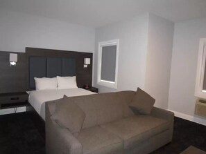 Quarto Standard, 1 cama queen-size e sofá-cama, não fumadores | Wi-fi grátis, roupa de cama fornecida, despertadores 