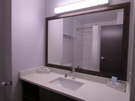 Quarto standard, 1 cama Queen e sofá-cama, para não fumantes | Banheiro | Chuveiro/banheira combinados, secador de cabelo, toalhas de banho 