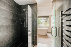 Cabana premier, 1 cama King | Banheiro | Produtos de toalete biodegradáveis, secador de cabelo, toalhas de banho