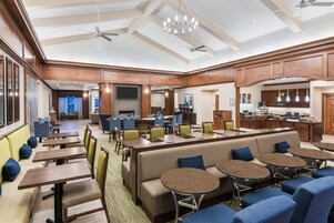 Café da manhã para viagem grátis todos os dias