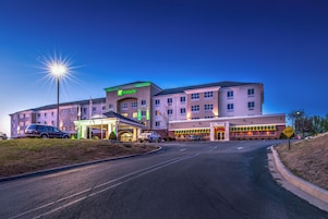 Um hotel Holiday Inn com entrada principal, um Holiday Inn Express e um restaurante Carvel.