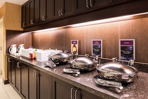 Café da manhã com buffet grátis todos os dias