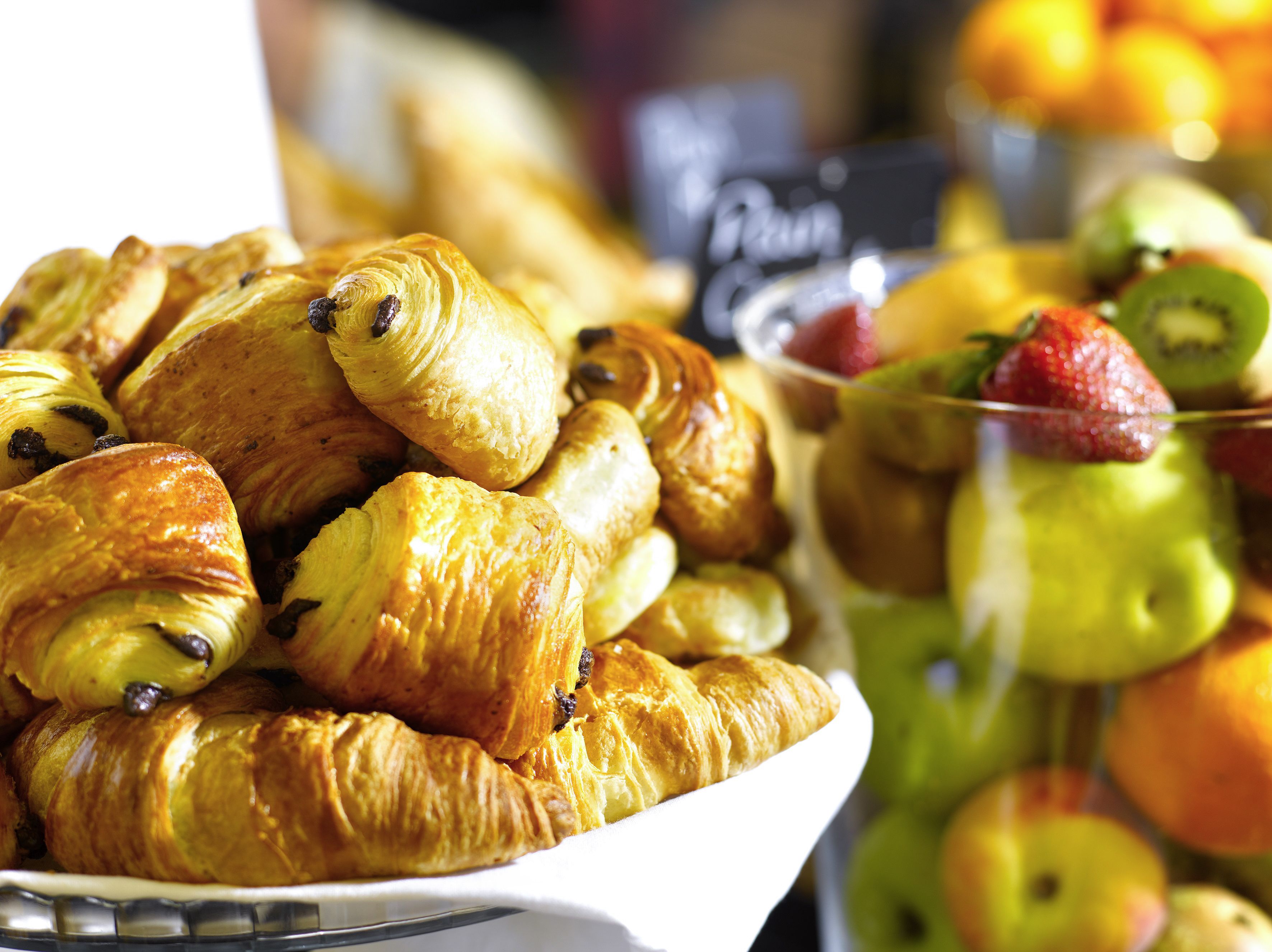 Exposição de doces e frutas frescas.