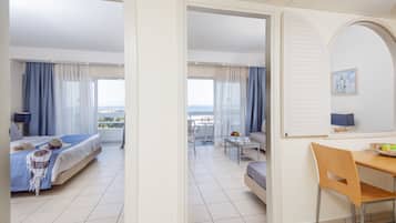 1 quarto, frigobar, cofres nos quartos, escrivaninha