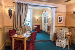 Café da manhã completo diário (EUR 16 por pessoa) 