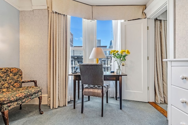 Suíte júnior | Área de estar | TV de tela plana