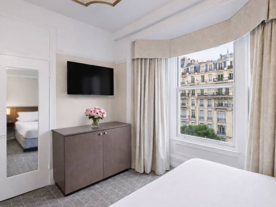 Quarto, 2 camas queen-size | Cofre no quarto, com decoração personalizada