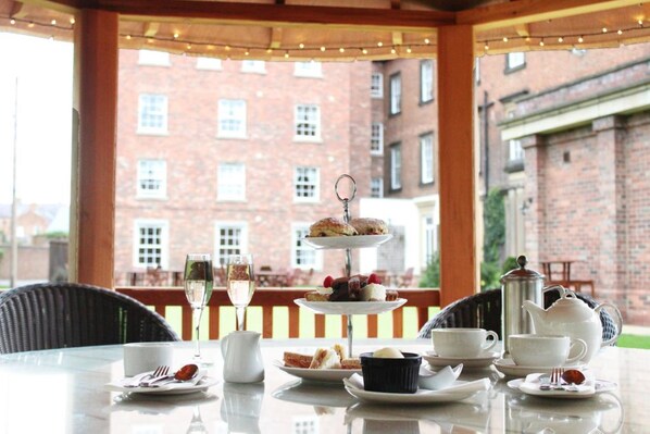 Pequenos-almoços, almoços, jantares servidos, cozinha britânica