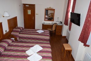 Quarto Twin Superior, várias camas | Cofre no quarto, secretária, ferro/tábua de engomar, Wi-fi grátis