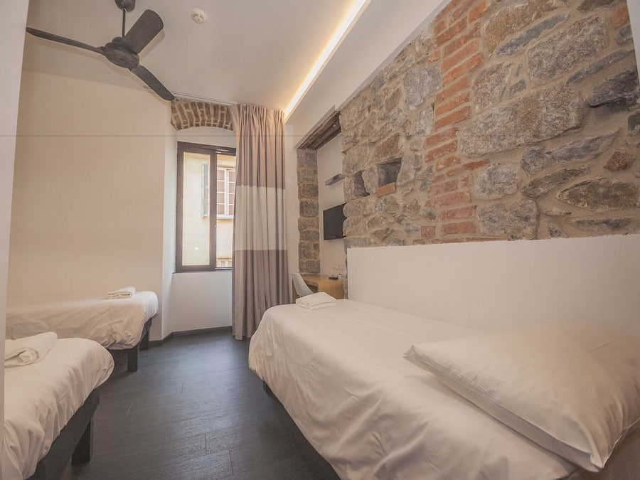 Quarto triplo | 1 quarto, escrivaninha, quartos à prova de som, Wi-Fi de cortesia