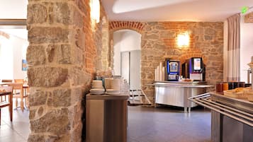 Café da manhã com buffet todos os dias (EUR 12 por pessoa)