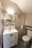 Quarto econômico | Escrivaninha, Wi-Fi de cortesia, roupa de cama