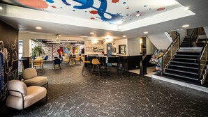 Um interior moderno com área de bar, assentos e escada.