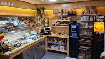 Café da manhã com buffet todos os dias (EUR 10.90 por pessoa)