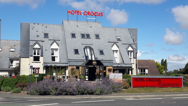 Um edifício com uma placa que diz "HOTEL CROCUS".